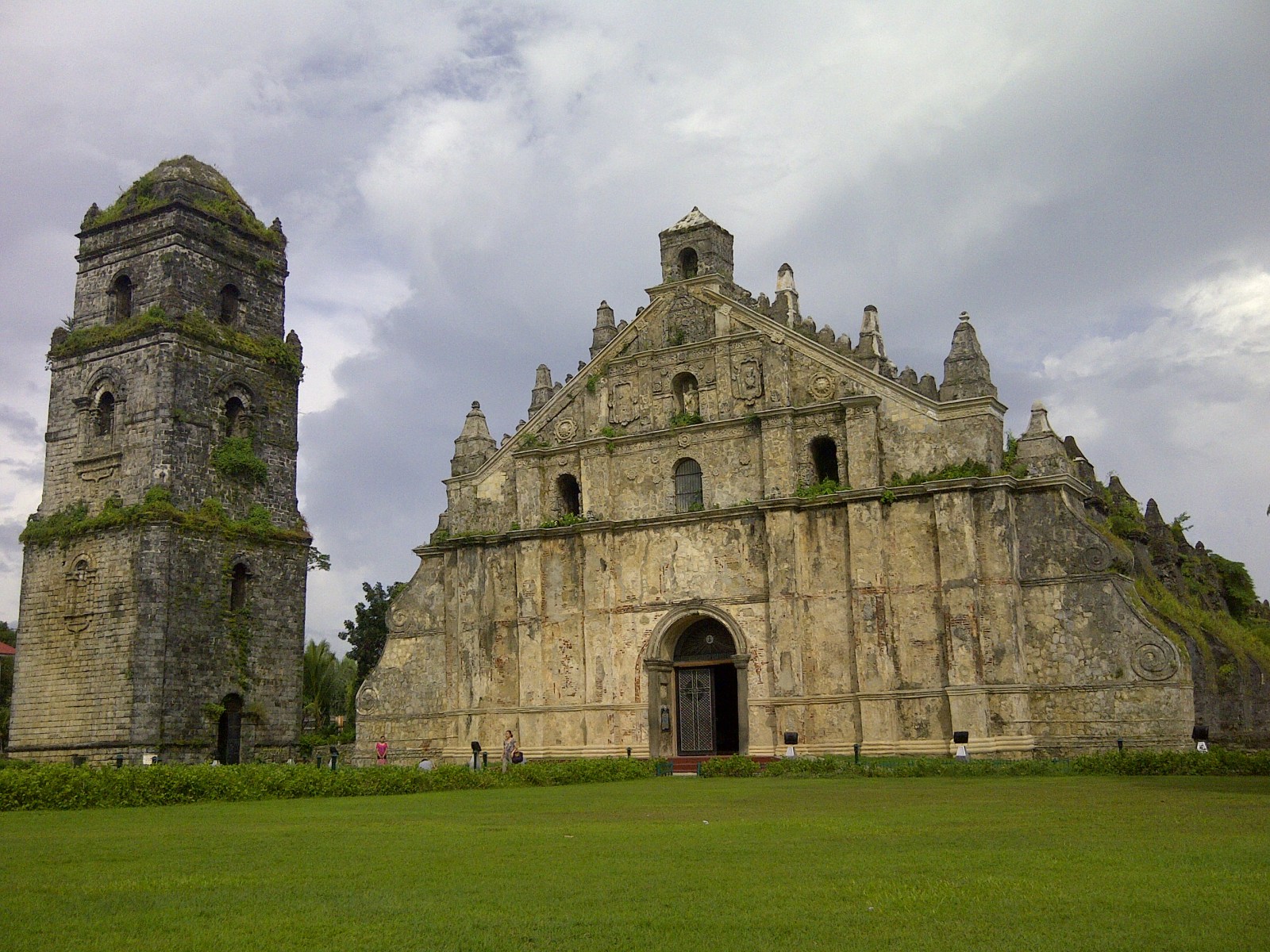 The Church of Saint Agustin of Paoay in the Philippines, a great example of “Earthquake Baroque ...