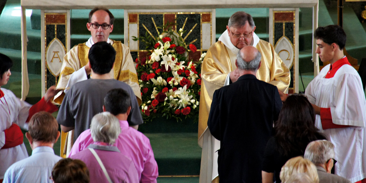Can non-Catholics receive Holy Communion at Mass?