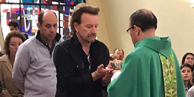 U2’s Bono surprises parishioners at Mass in Bogota--Aleteia