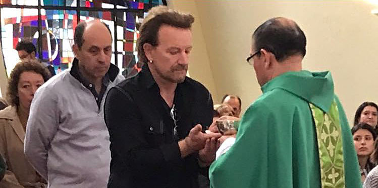 U2’s Bono surprises parishioners at Mass in Bogota--Aleteia