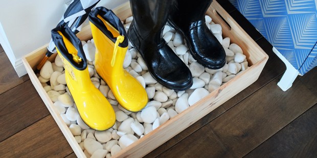 Perfect DIY family project for fall: a pebble-filled wet boot tray--Aleteia