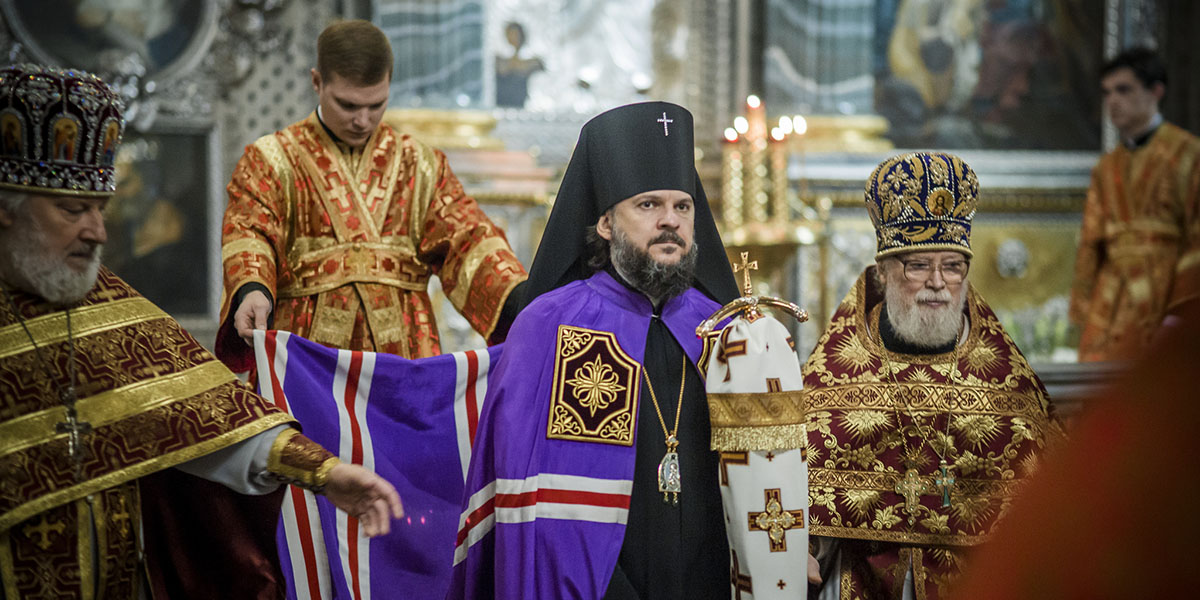Do Eastern Catholic priests wear violet during Lent?
