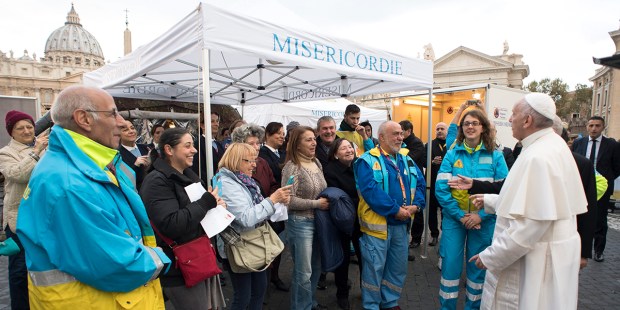 Pope Francis makes surprise visit to St. Peter's free medical clinic ...