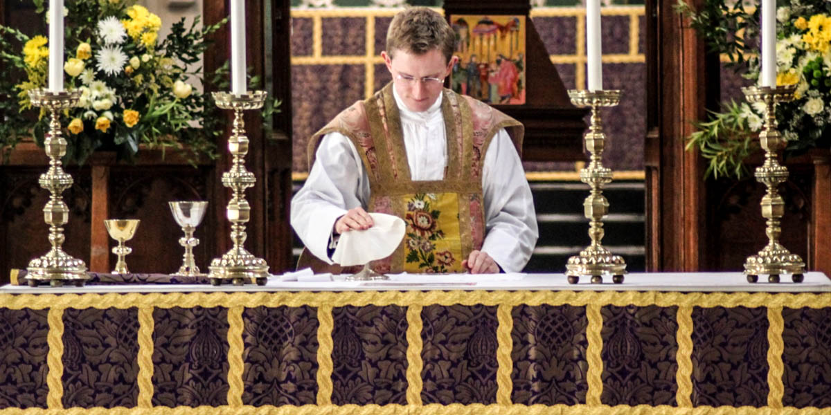 Meaning of different color vestments at Mass --Aleteia