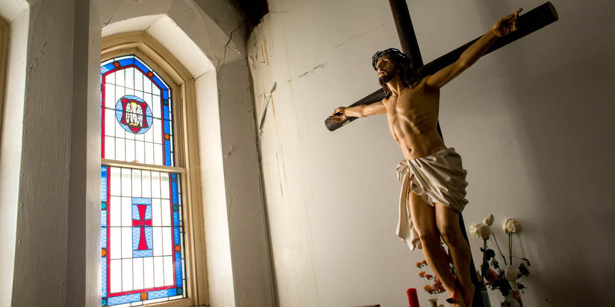 Say this powerful prayer in front of a crucifix