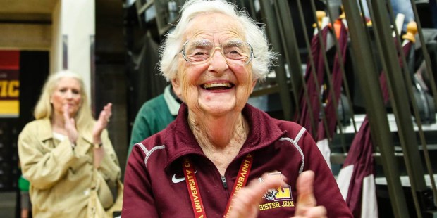 Sister Jean leads Loyola-Chicago in prayer that includes a scouting report