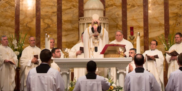 When should Catholics genuflect in a church? --Aleteia