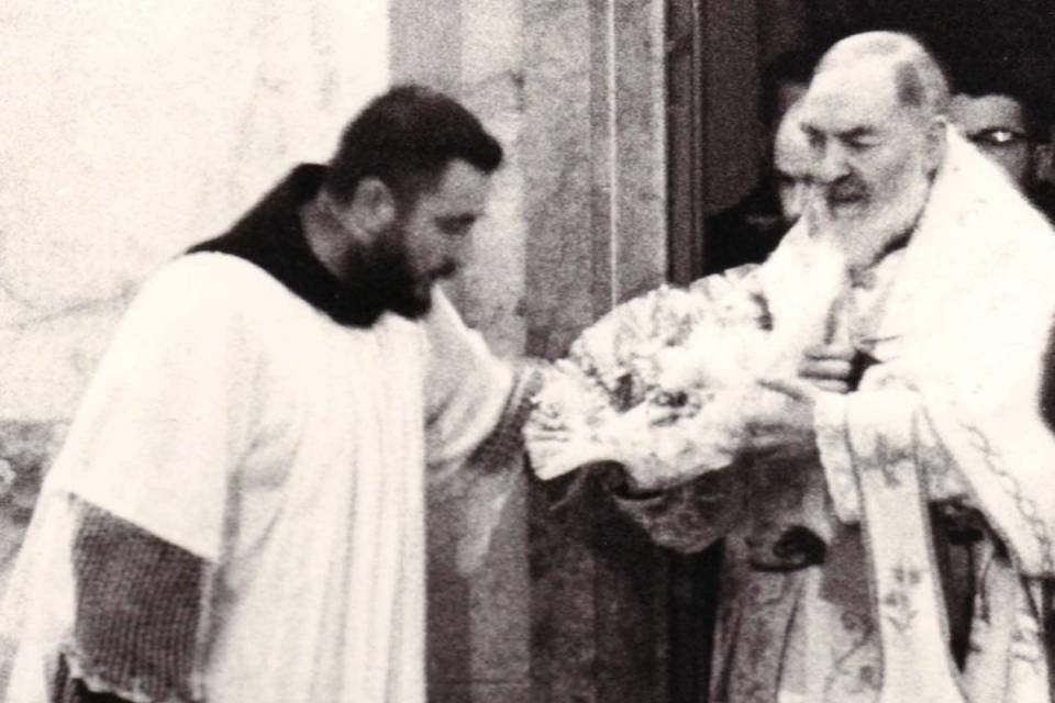 Rare photos of Padre Pio, a humble mystic who bore the wounds of Christ ...