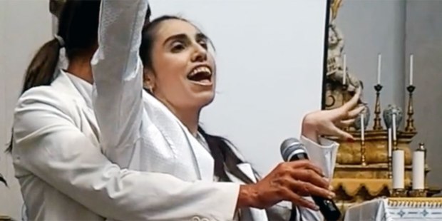 Listen to this woman with cerebral palsy stun the crowd with her ...