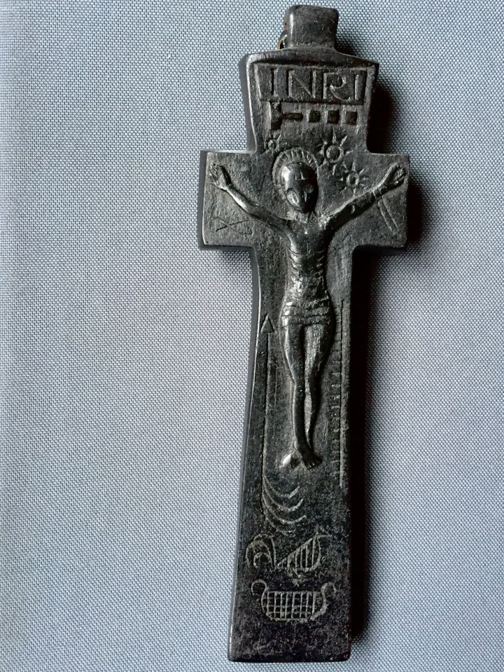 The "penal crosses" of Ireland: Souvenirs of an oppressed Catholic Church