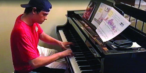 Delivery boy gives family a big musical surprise (Video)