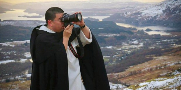 The story of a friar who points to Christ using his photographs