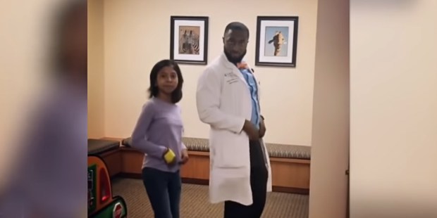 Dancing doctor brings a smile to his sick young patients (Video)