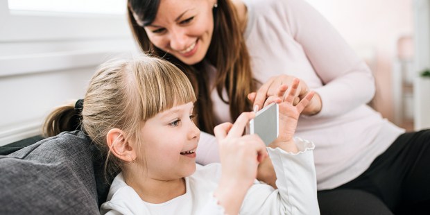 Help your kids win the "battle of the mobile device" — Aleteia