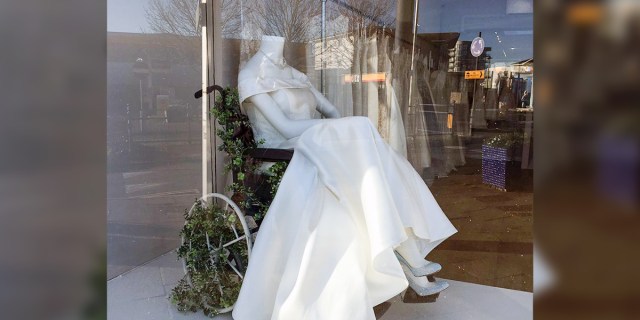 Bridal shop surprises passersby with inspiring window display -- Aleteia