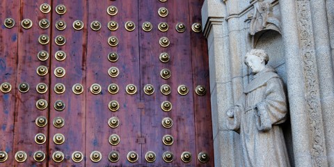 The curious connection between the job of doorkeeper and canonization ...