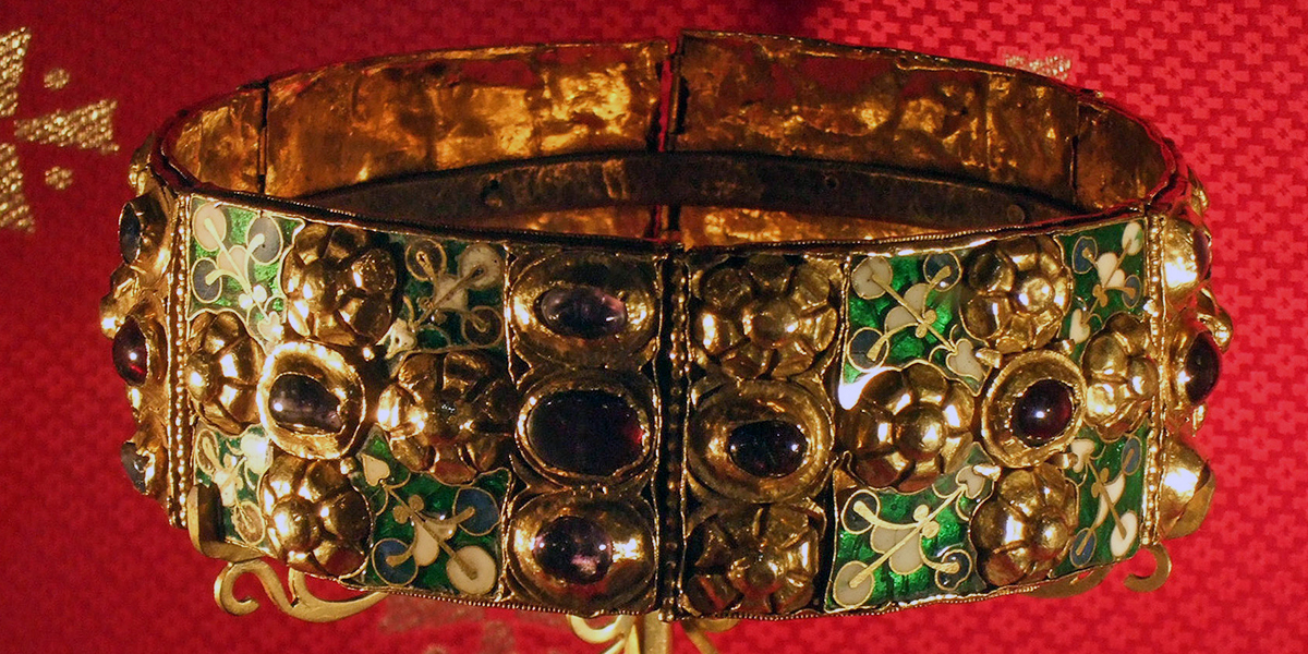 The Iron Crown of Lombardy: The third-class relic that crowned 47 Holy ...