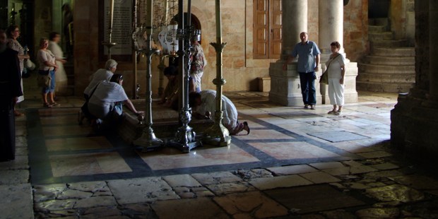 Experts begin “mapping” ancient floor of Holy Sepulchre