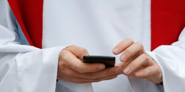 Pope: Be addicted to an encounter with Jesus, not your cell phone