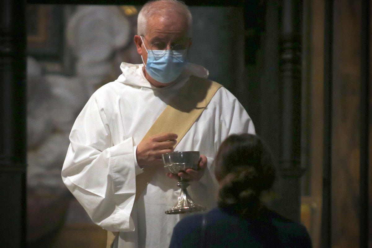 Mundelein Seminary award honors hero priests of the pandemic