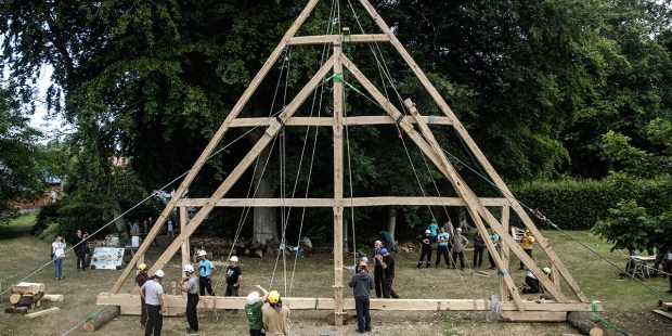 These carpenters show off medieval techniques for building Notre Dame’s ...