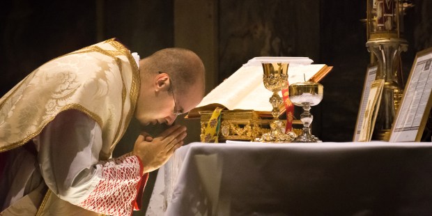 5 Gestures of the priest at Mass and their meaning