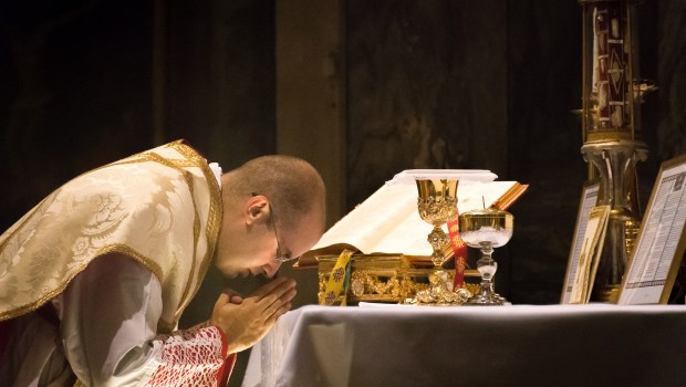 5 Gestures of the priest at Mass and their meaning