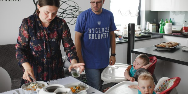 Knights recognize Polish couple who run foundation for special children