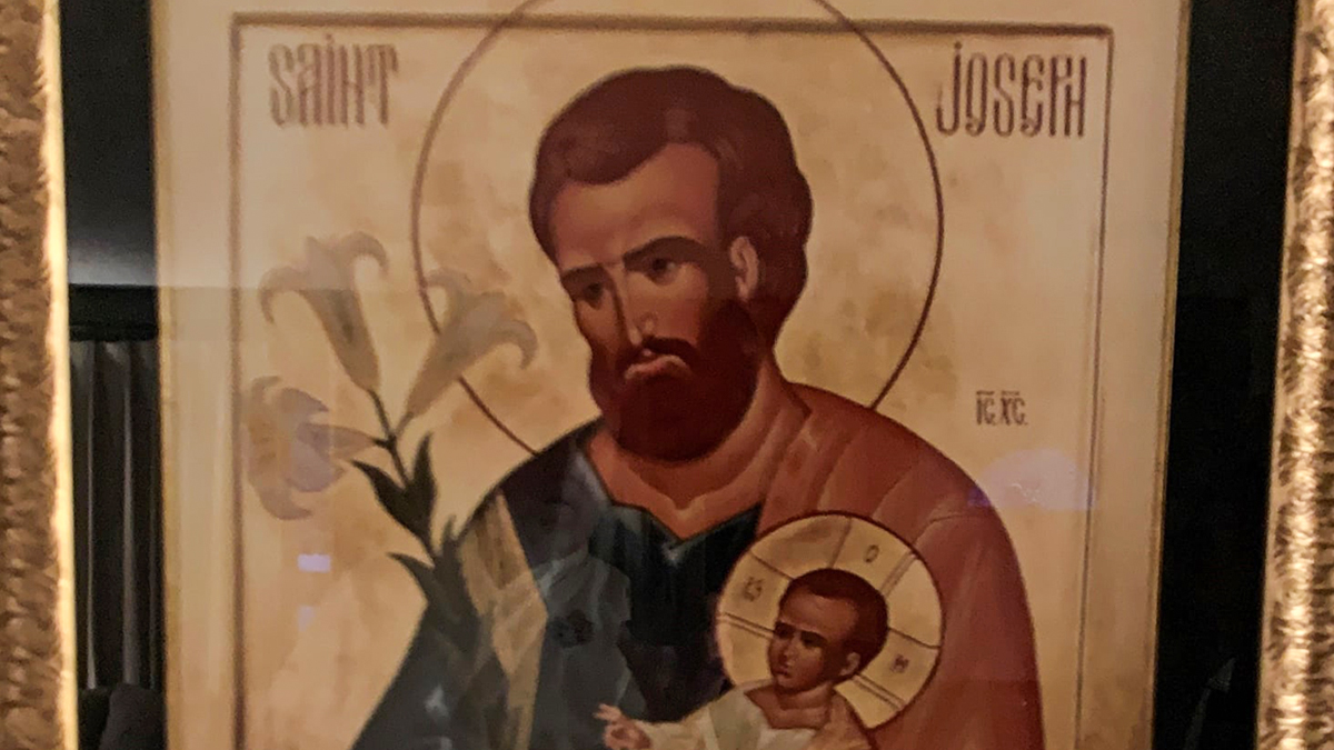Knights select icon of St. Joseph for Pilgrim Prayer Program