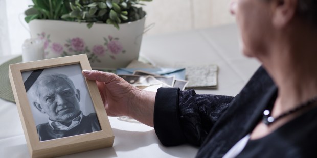 7 Practical and easy ways to honor and remember deceased loved ones