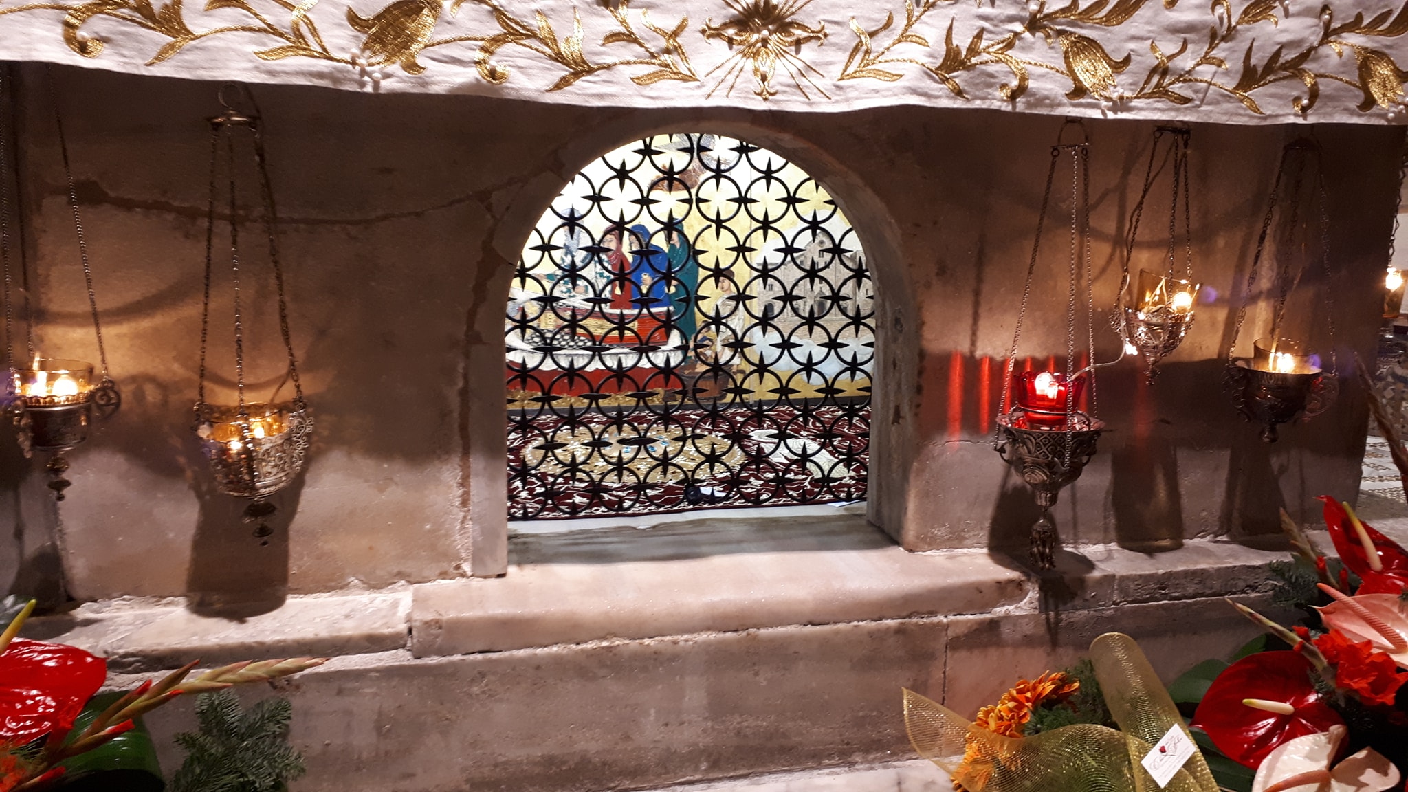 Is this the elusive face of jolly old Santa Claus?