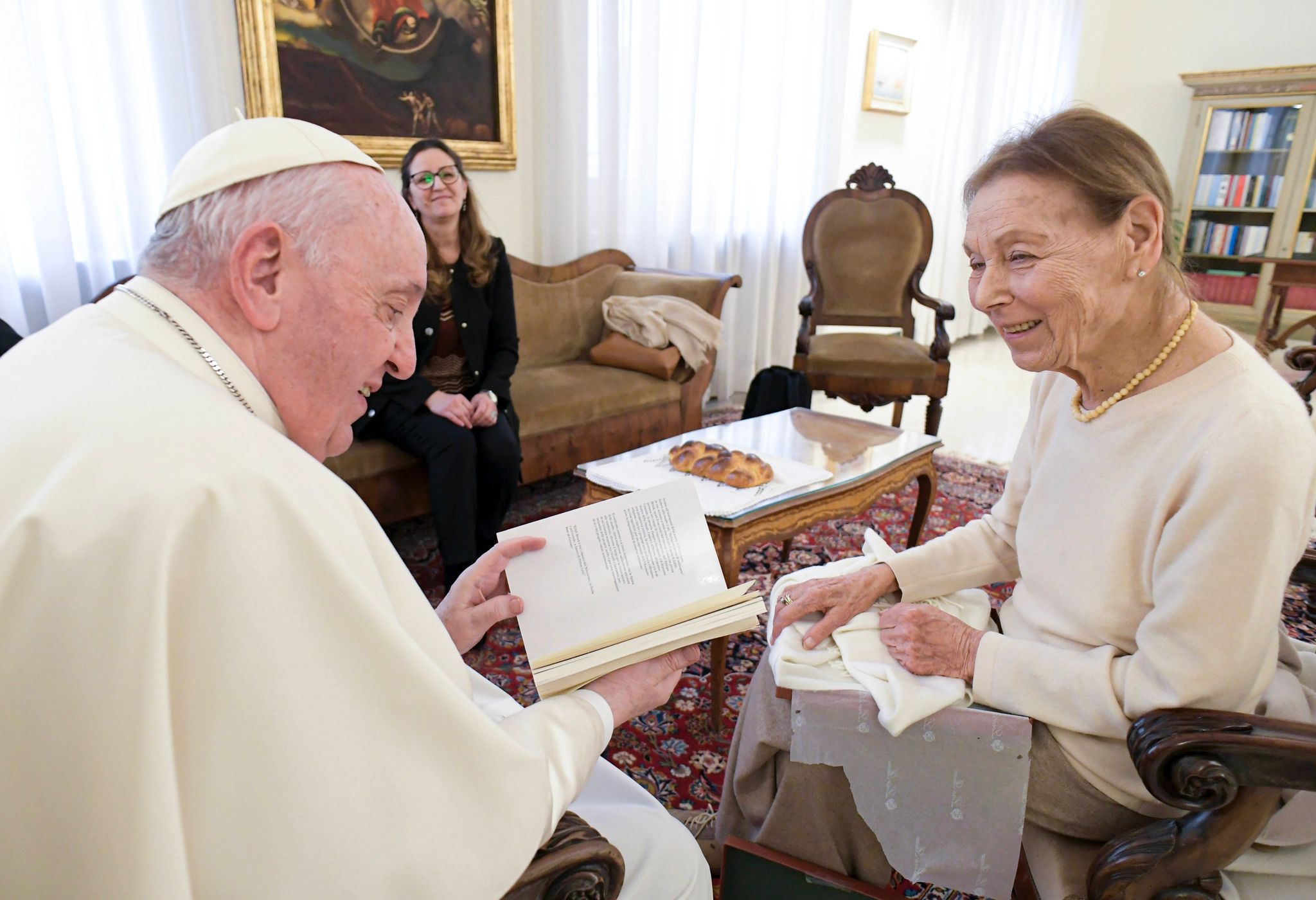 Edith Bruck, survivor of Auschwitz, spends an hour visiting Pope Francis