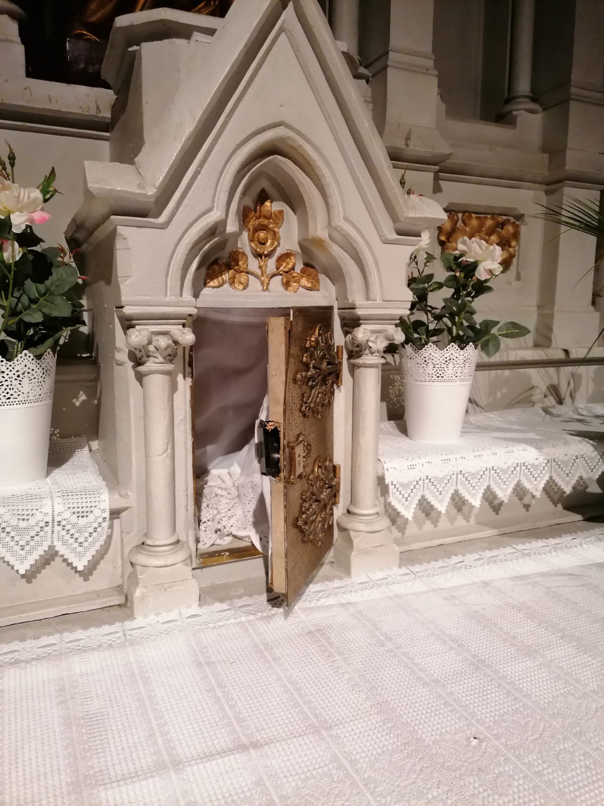 Desecration of a church in Vitry: ‘They stole the body of Christ’