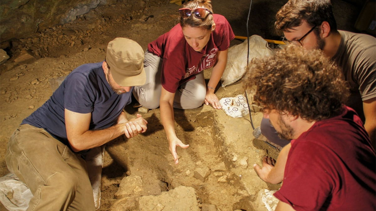 The prehistoric newborn called "Neve" who was buried with devotion and thoughtfulness
