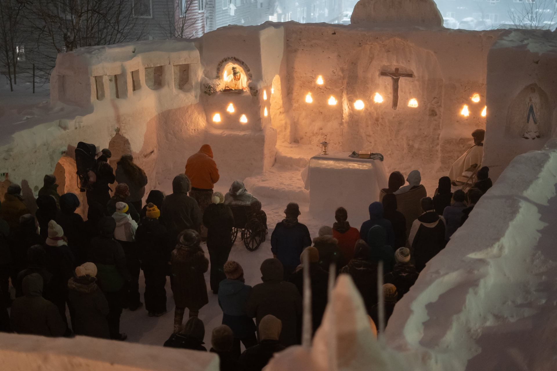 Michigan university students turn 200 inches of snow into ice chapel
