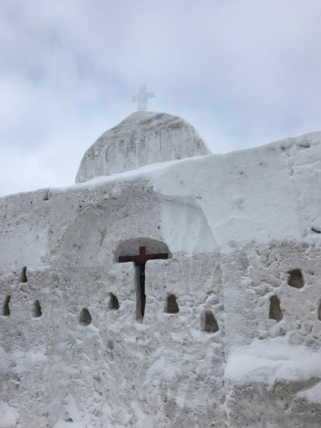 Michigan university students turn 200 inches of snow into ice chapel
