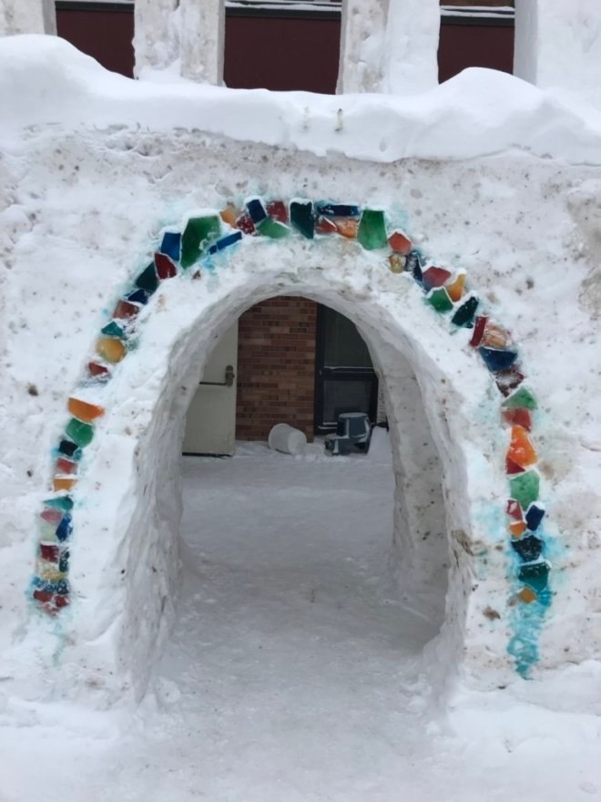Michigan university students turn 200 inches of snow into ice chapel
