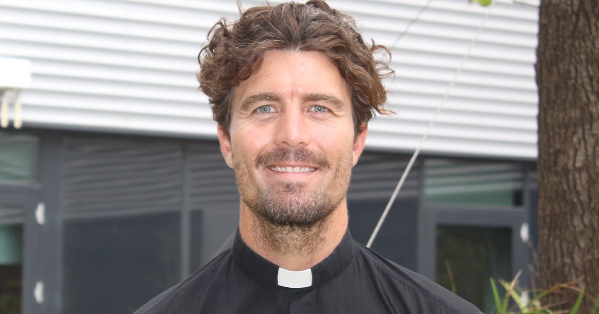 Daring priest saves man from shark attack and wins prestigious award