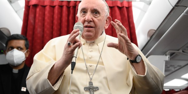 His knee, Ukraine, Kirill, and more...Pope Francis speaks on the plane