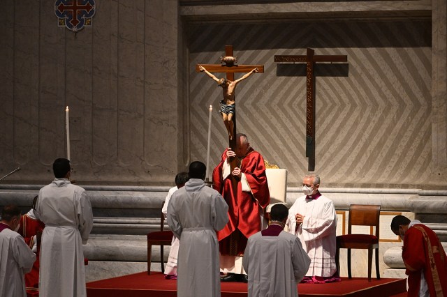 Pope’s preacher calls on Tolkien to speak of “Truth made Flesh”