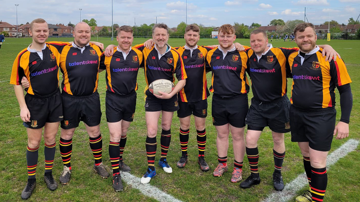 7 Rugby-playing sons team up with their dad as he retires from the sport
