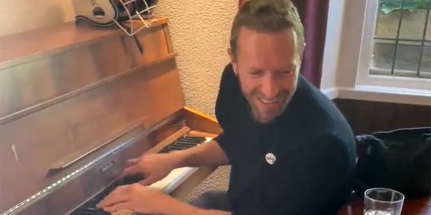 Coldplay lead singer helps couple get married life off to the right start