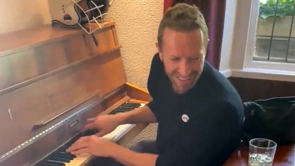 Coldplay lead singer helps couple get married life off to the right start