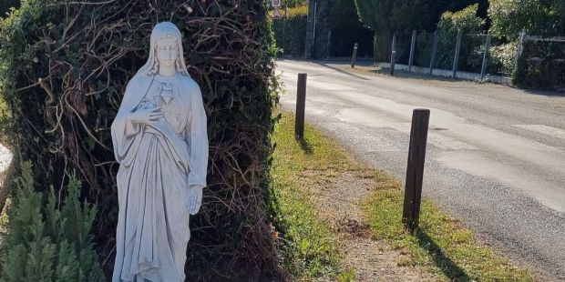 This statue of the Virgin Mary has an unexpected effect on passersby