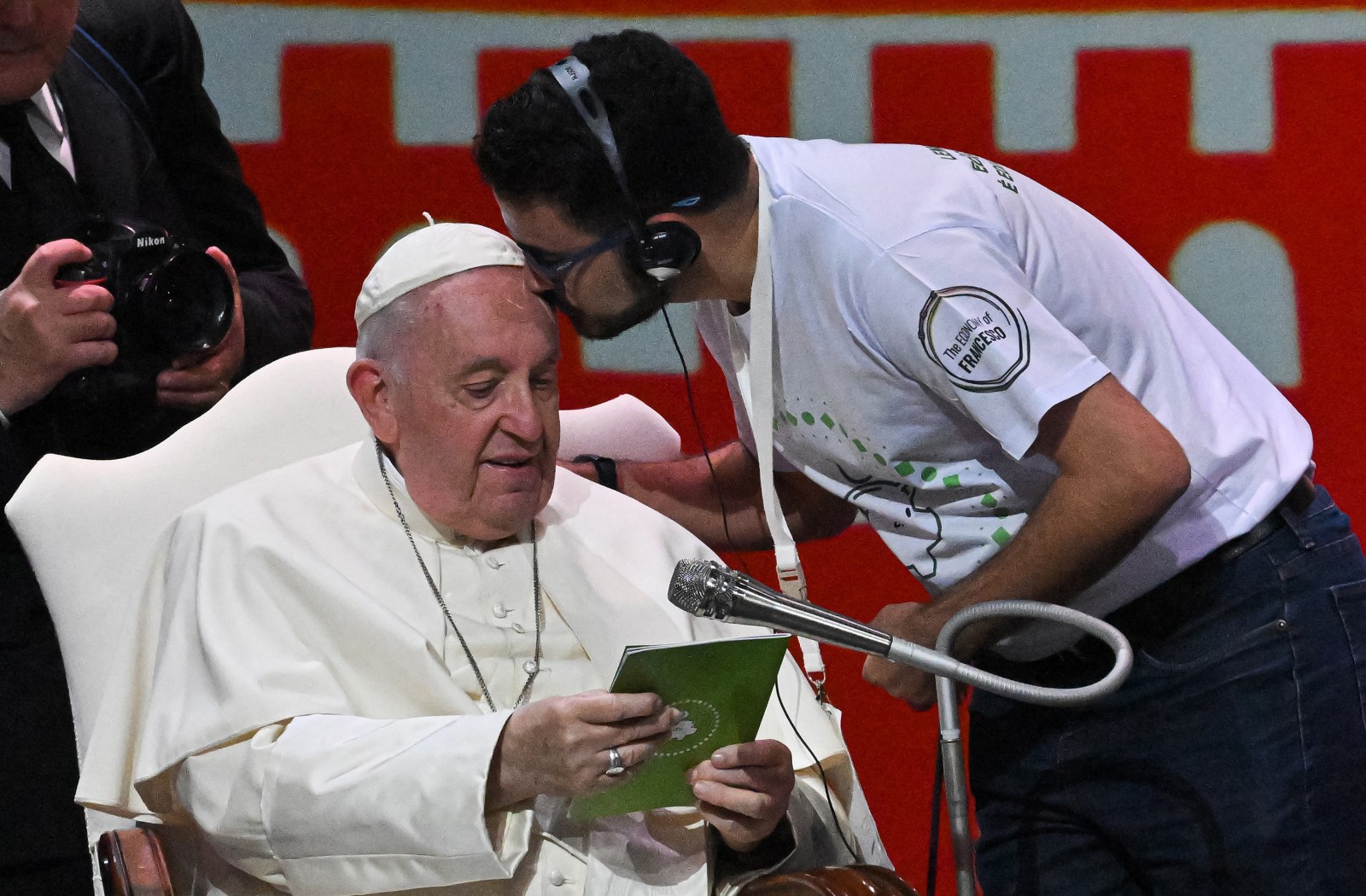 Build an economy of life, Pope urges youth in Assisi