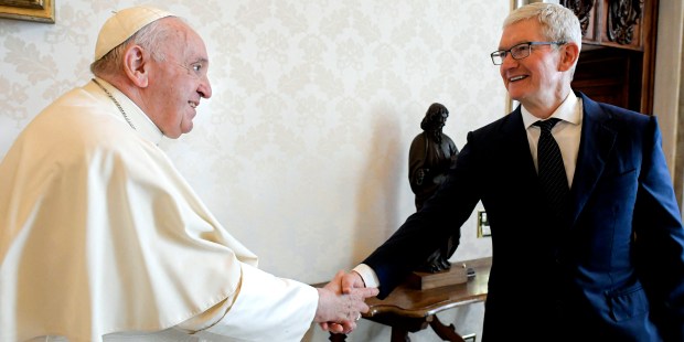 Rome & the World: Pope meets Apple CEO at the Vatican