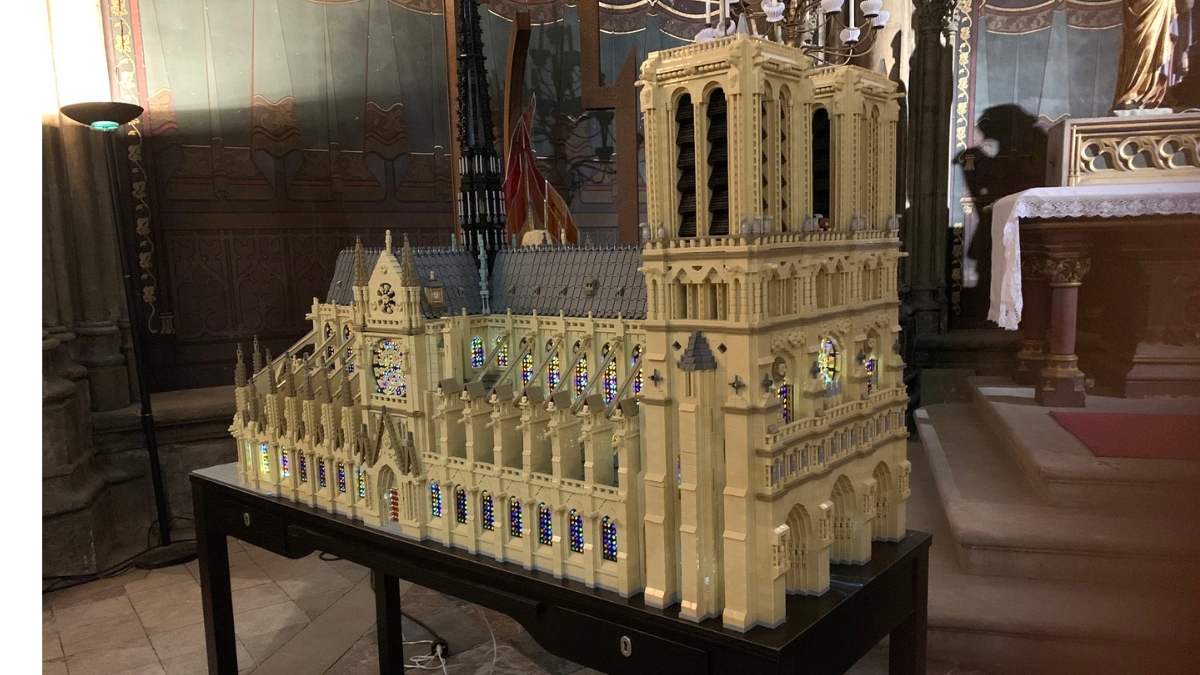 An impressive replica of Notre Dame Cathedral of Paris … in LEGO
