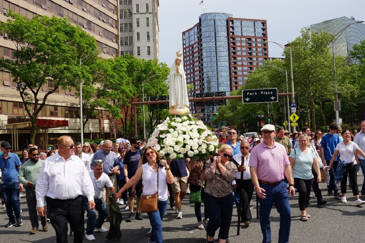 Hundreds show for NJ procession with Fatima pilgrim statue