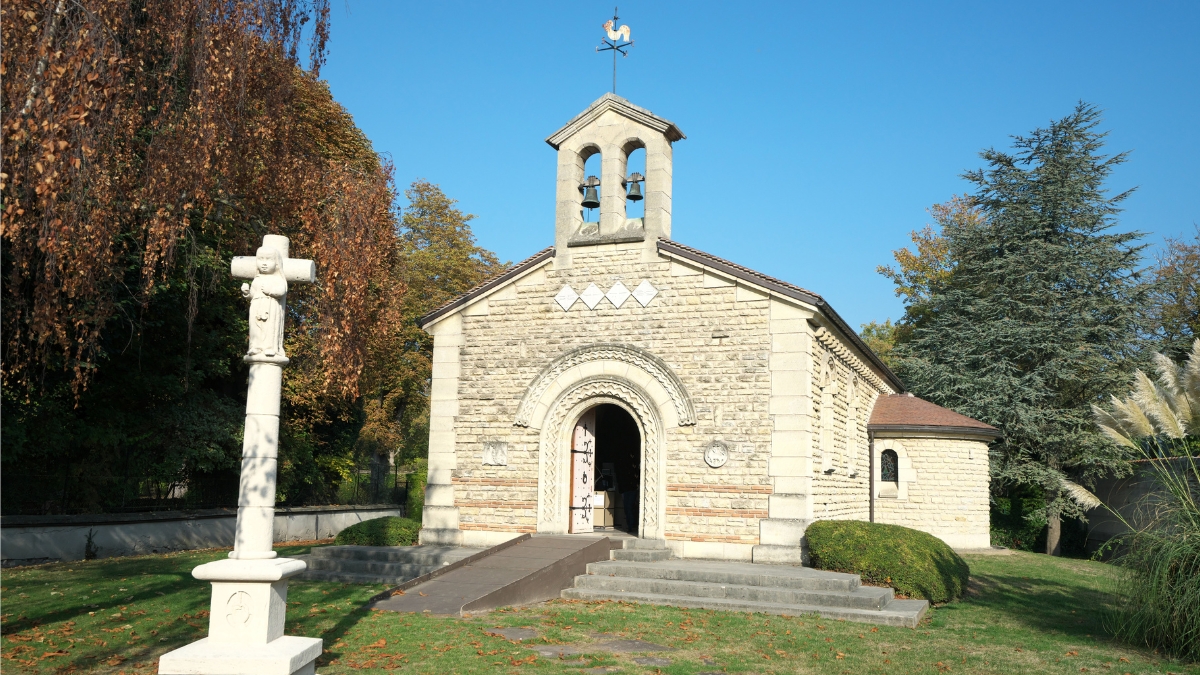 Exquisite murals of chapel in France, painted by Japanese convert
