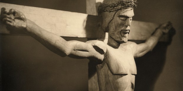 The Jewish prisoner who made a crucifix to honor a priest